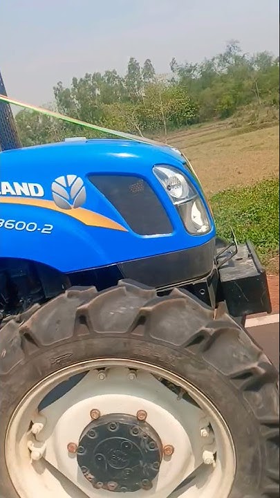 New holland 3600-2 4wd road presence - YouTube