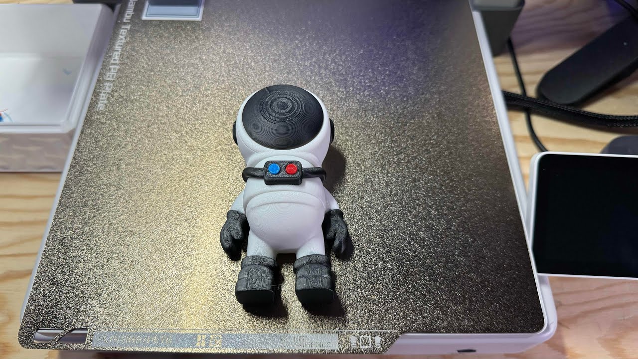 Tiny Astronaut 🧑‍🚀👩‍🚀🚀 Model By ZOU3D - YouTube