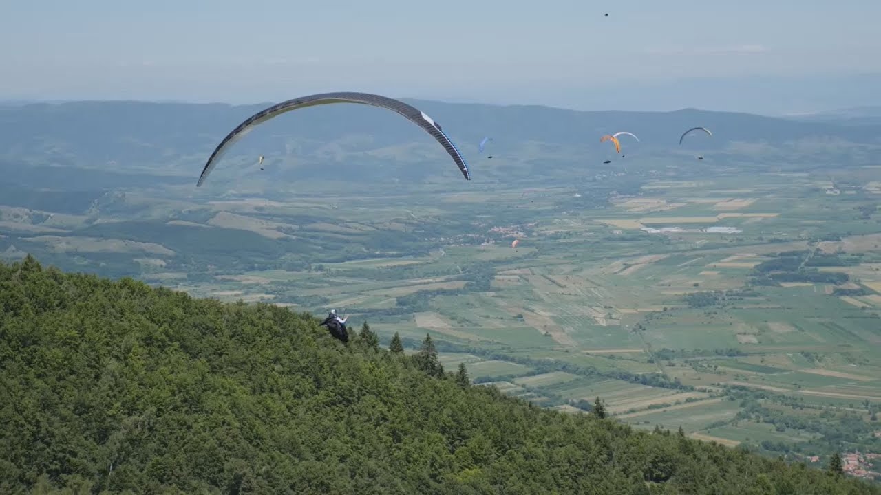 Zbor cu parapanta, în Parcul Național Retezat - YouTube