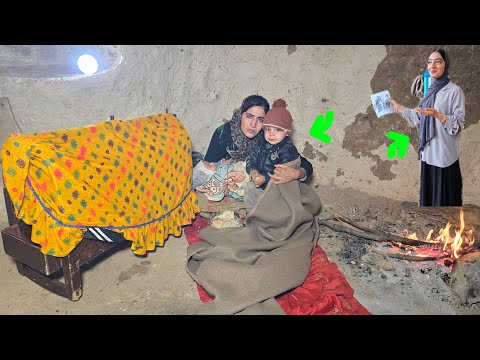 İran'ın Karlı Dağlarında Bulunan Göçebe Bir Anne ve Çocukları