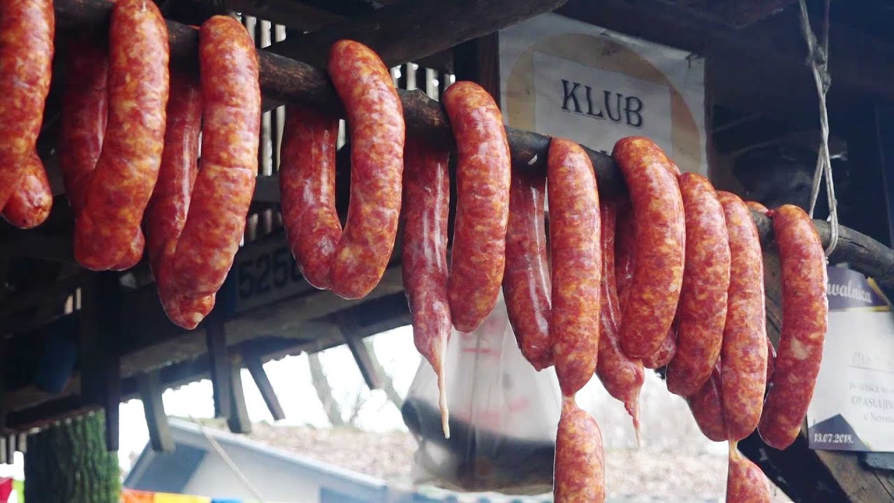 Svinjokolj na tradicionalni vojvođanski način, pripremanje kobasica ...