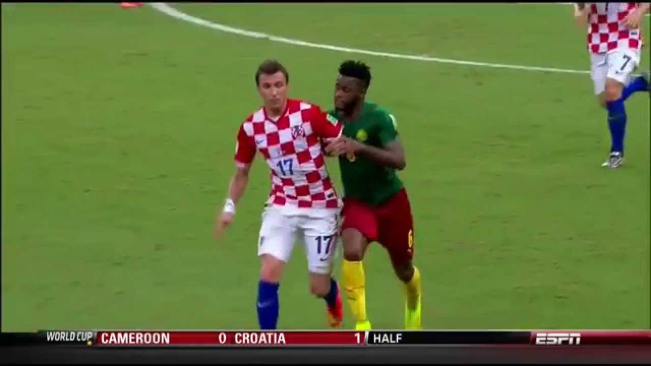 Alex Song punches Mario Mandzukic (red card) Cameroon vs Croatia (0-4 ...