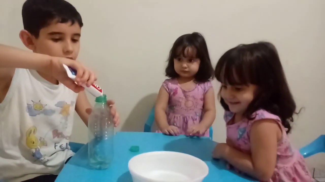Slime: As Gêmeas Alana e Sulana e o irmão Betinho tentam fazer slime ...