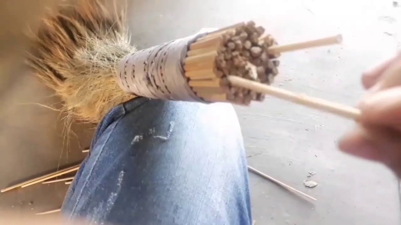 Amriso ko kucho || कुचो कसरी बनाउने || How to make broom at home - YouTube