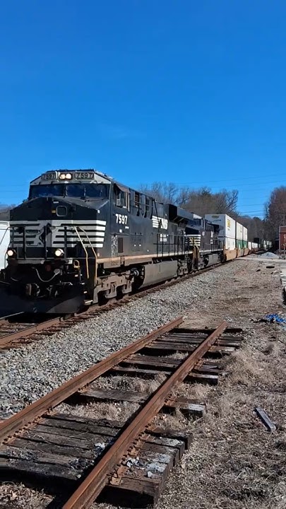 Very LOUD Grinding Horn & Superb "climbin" Speed! Norfolk Southern #7597 - #27a @rider22 - YouTube