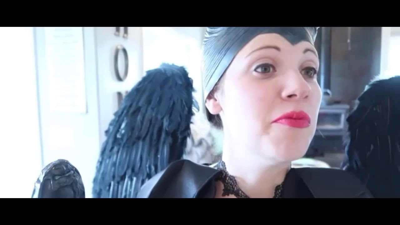 Frozen Elsa SAVES Sammie from Maleficent! - YouTube
