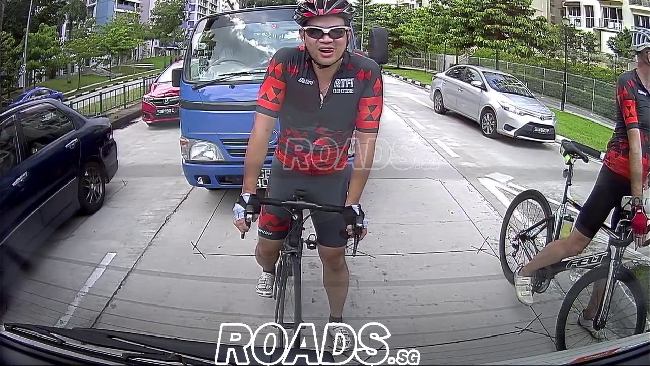 Road rage between cyclist and lorry driver of GBD4011Y. - YouTube