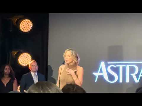 Sharon Stone w/ a hilarious, scathing, & inspirational speech at the Astra Film Awards! 🏆🍿
