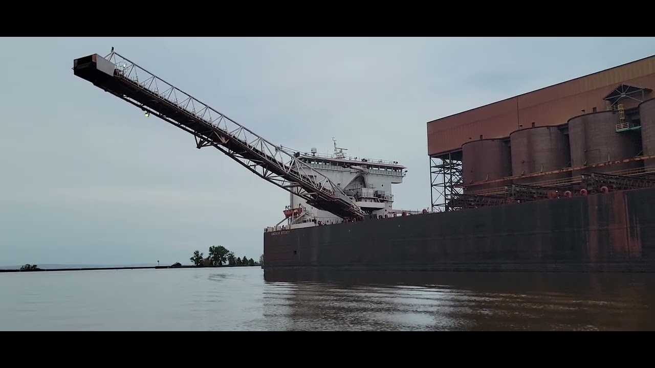 American Integrity loading at BNSF dock 5 in Superior WI - YouTube