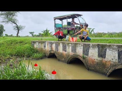 Fishing Video || Two expert fisherman fishing happily in the field canal using hook || Canal fishing