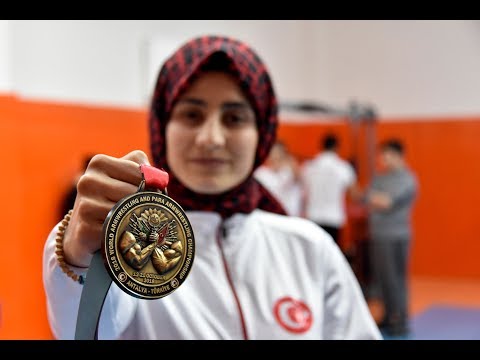 Dünyanın da bileğini bükerek yaşından fazla madalya kazandı