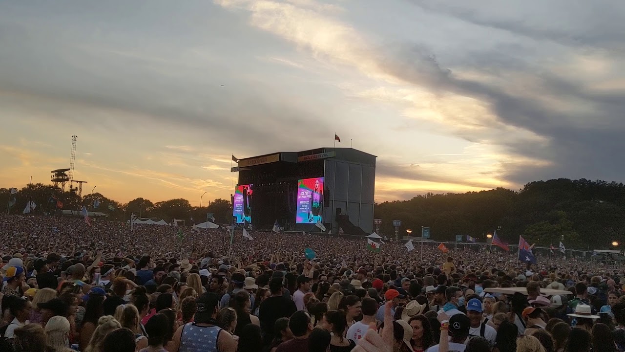Lizzo crowd @ ACL 2019 - YouTube