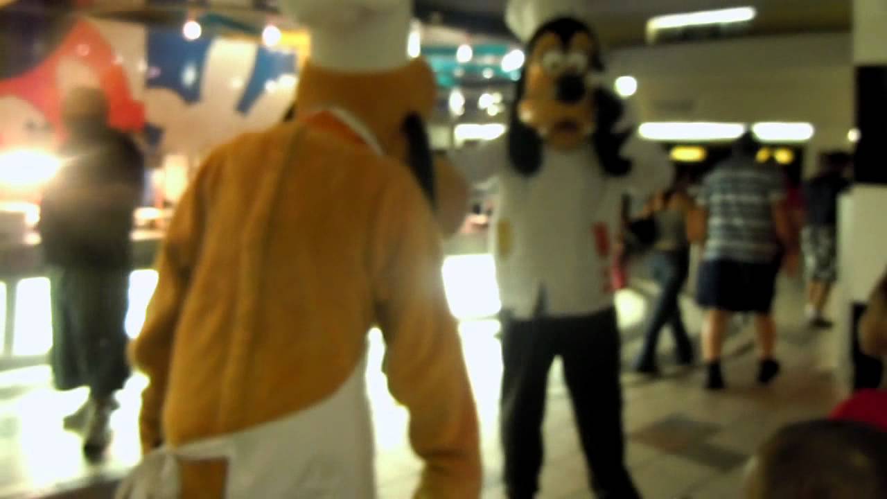 Goofy & Pluto Dance-Off at Chef Mickey's Walt Disney World - YouTube