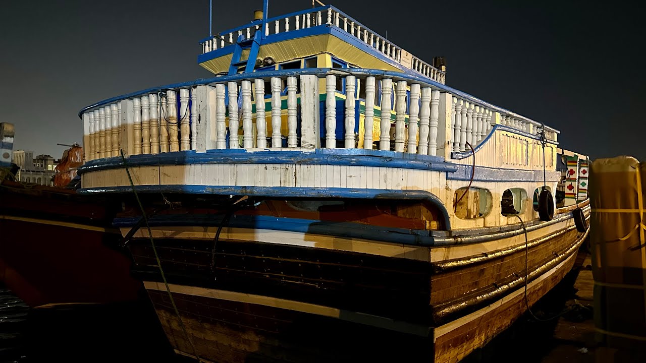 Iranian Wooden dhow cargo boats loaded with merchandise on Dubai Creek ...