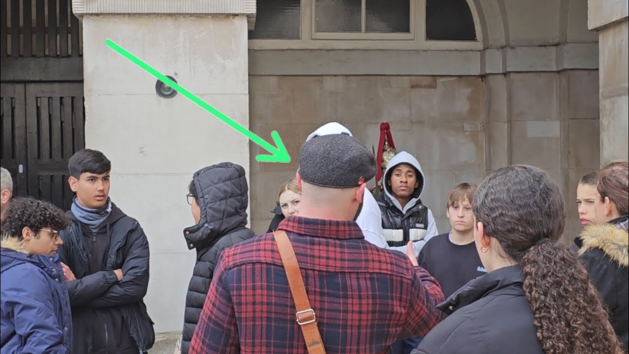 ONE TOURIST GUIDE STEP IN AND DEALS WITH THESE TEENS DISRESPECTS KING'S ...