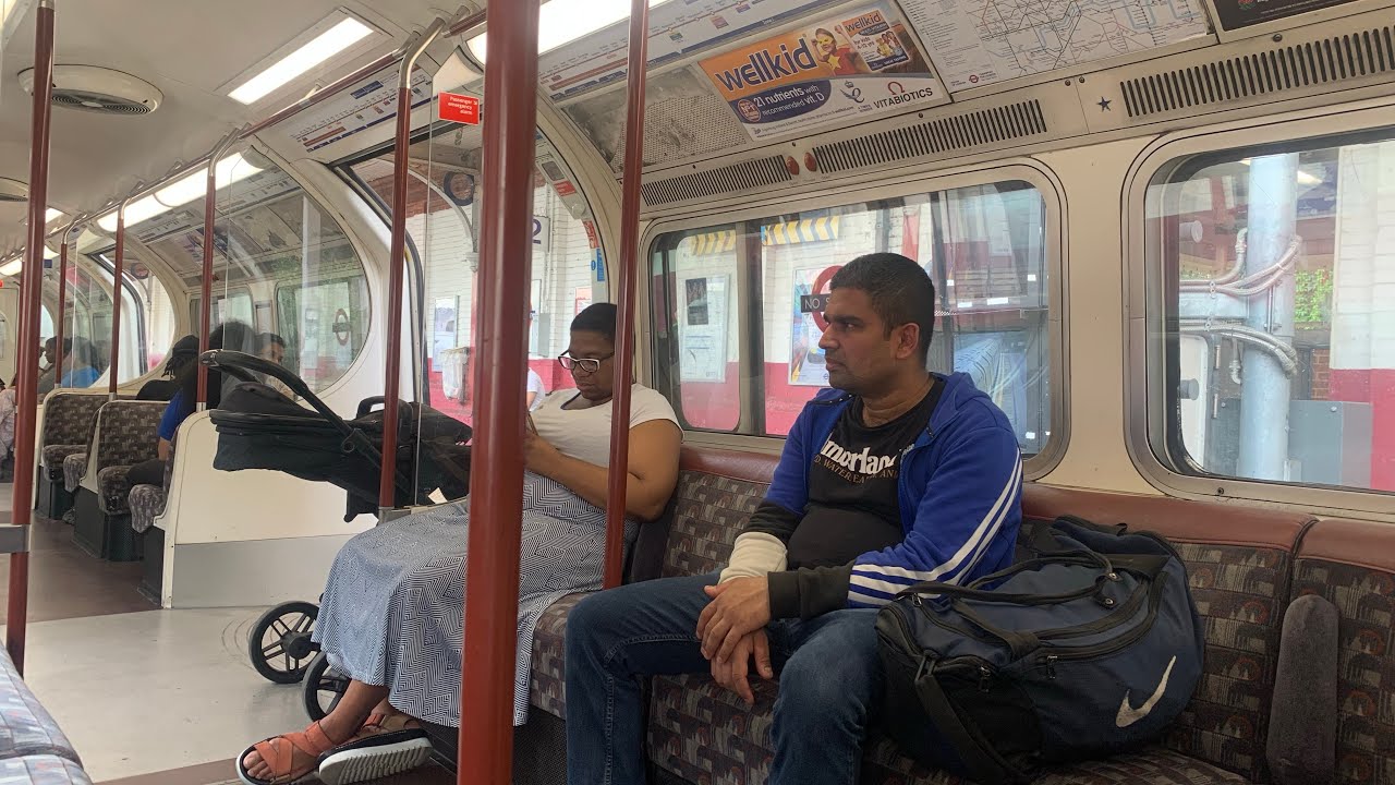 Bakerloo line 1972 stock 3560 Slight overshoot at North Wembley - YouTube