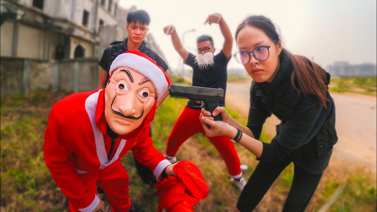THE CHRISTMAS HEIST - I STOLE SANTA'S GIFT AND GOT CAUGHT BY POLICE ...