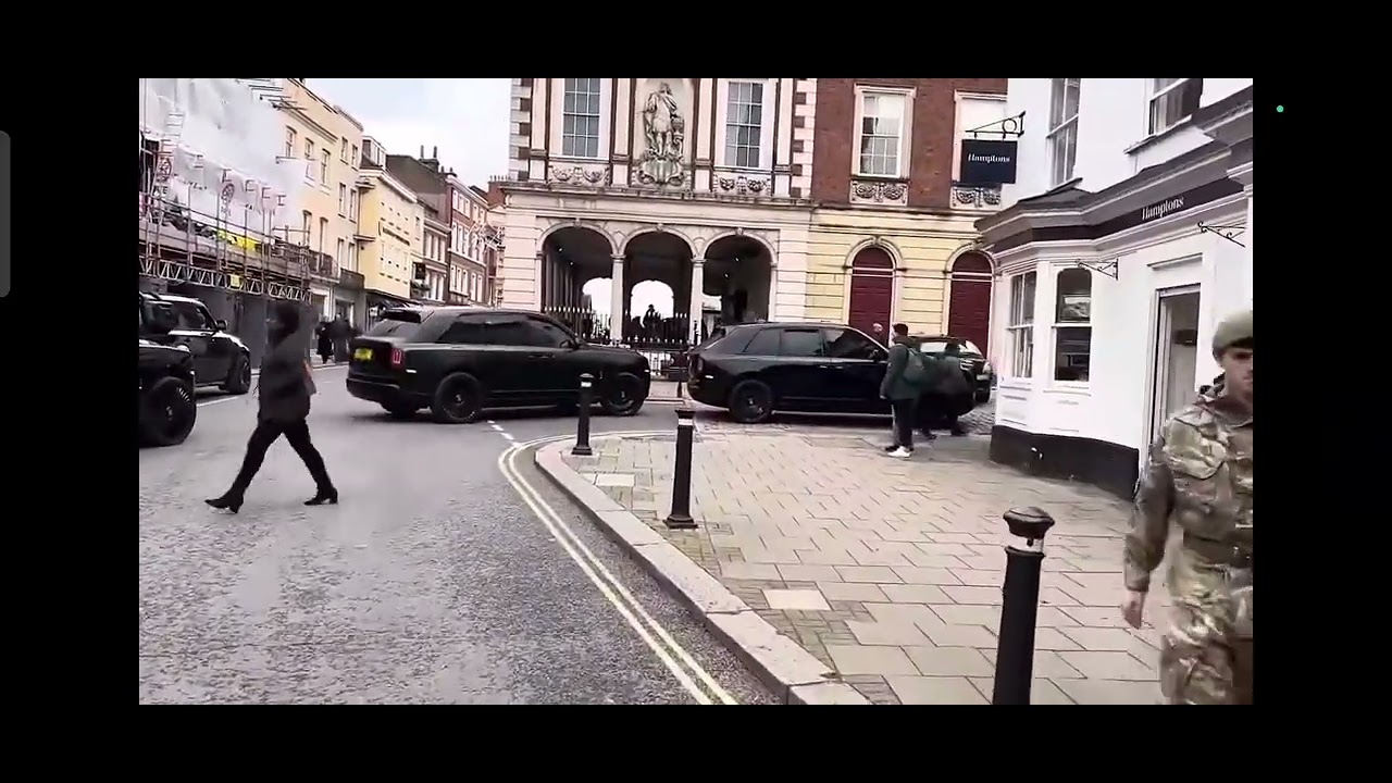 Fleet of mafia gangster black Rolls Royce - YouTube