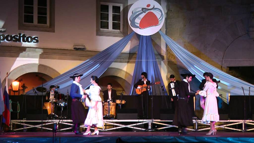 Argentinian folk dance: La Amorosa & El bailarín de los montes - YouTube