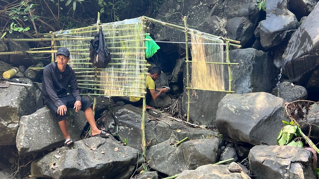 CAMPING BUILDA COZY HOUSE UNDER A TALL DENSE FOREST ABOVE THE WATER ...