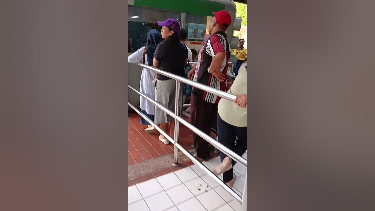 Mama Almeera Antri Beli Tiket Gondola TMII - YouTube