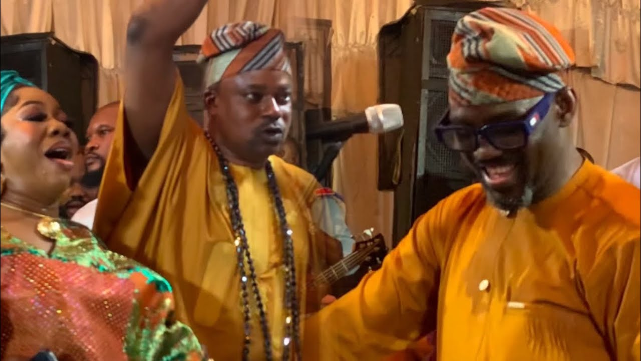 SEE WHAT ALABI PASUMA DID TO AFEEZ ENIOLA AND HIS WIFE ON STAGE ...
