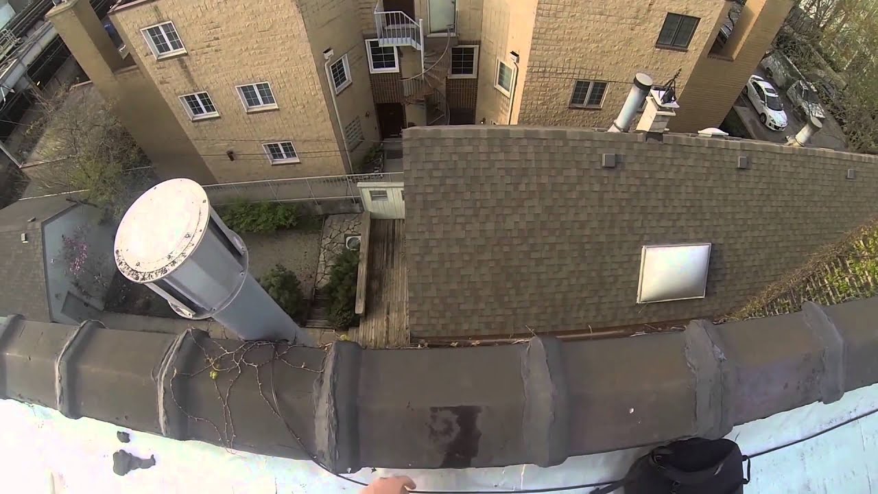 Van een gebouw springen, langs een dak glijden en op een trap belanden ...