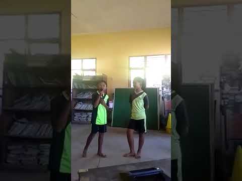 Gogil bocah SD  pede banget ngerayu pake nyanyi dangdut ceweknya malu2. Bikin ngakak.