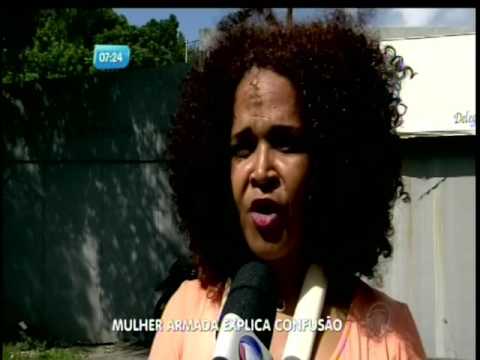 DITADURA DA BUCETA Delegada armada impõem terror para cagar em banheiro masculino e não será punida.