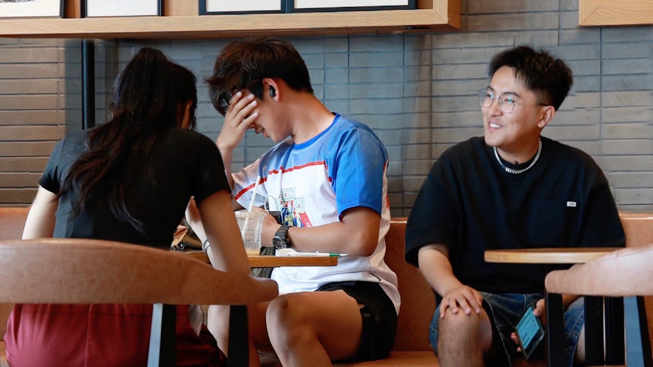 Girl Sits at the Wrong Table on Her Date | Prank 女生在餐厅坐错位置，对面的陌生小伙尴尬地埋 ...