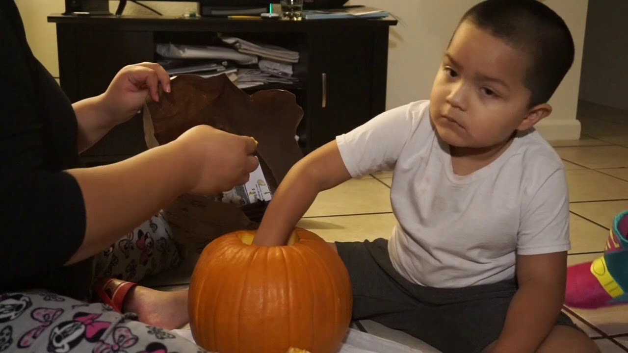 FIRST TIME Carving PUMPKINS WITH KIDS !! VLOG OH WEEN 2017 (GONE WRONG ...