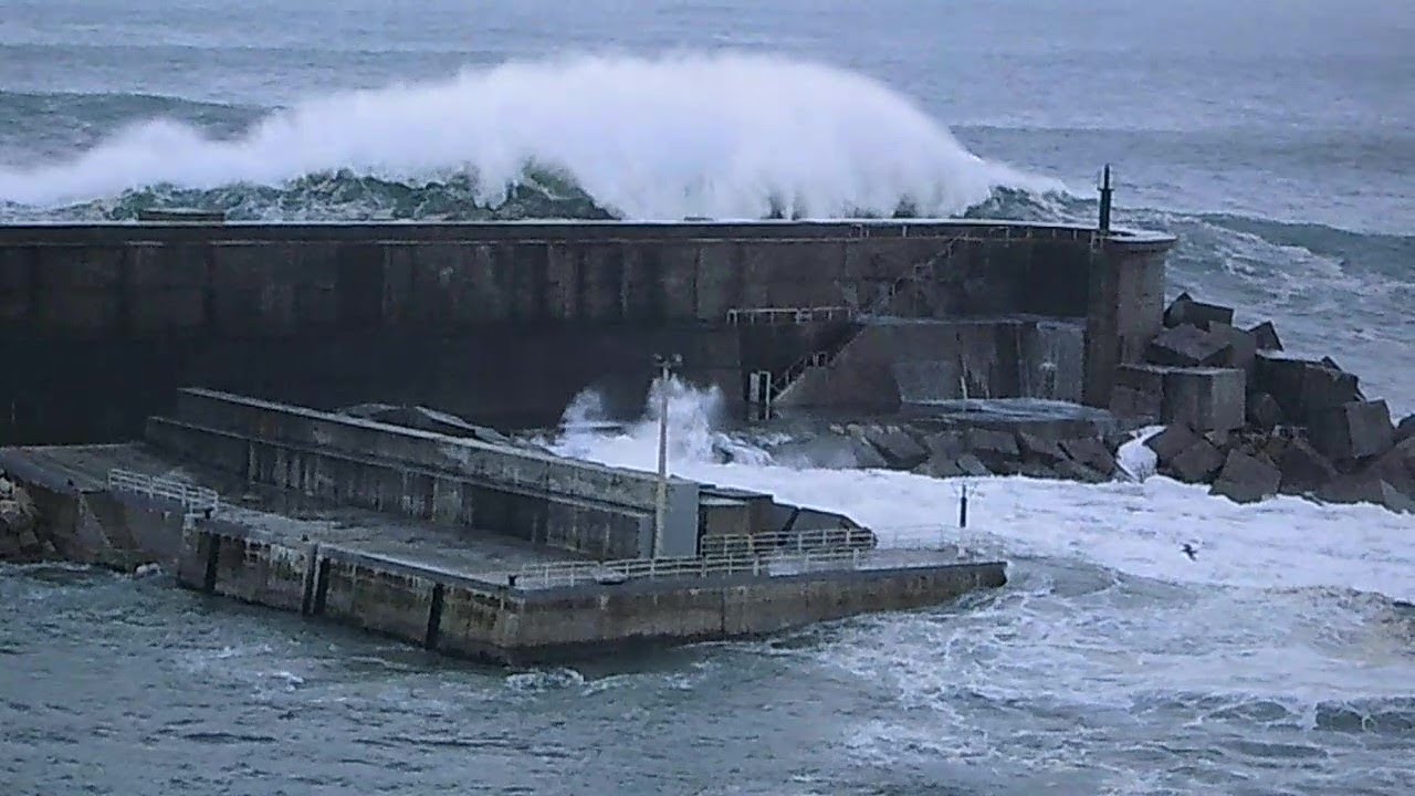 ola de más de diez metros rompiendo en el dique de abrigo de Malpica de ...