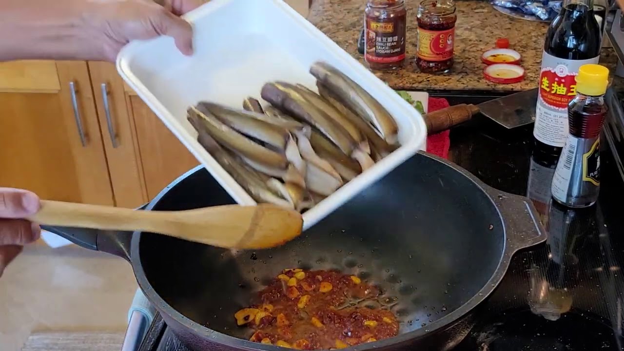 Simple Chinese Razor Clams cooked in Garlic n Black beans sauce - YouTube