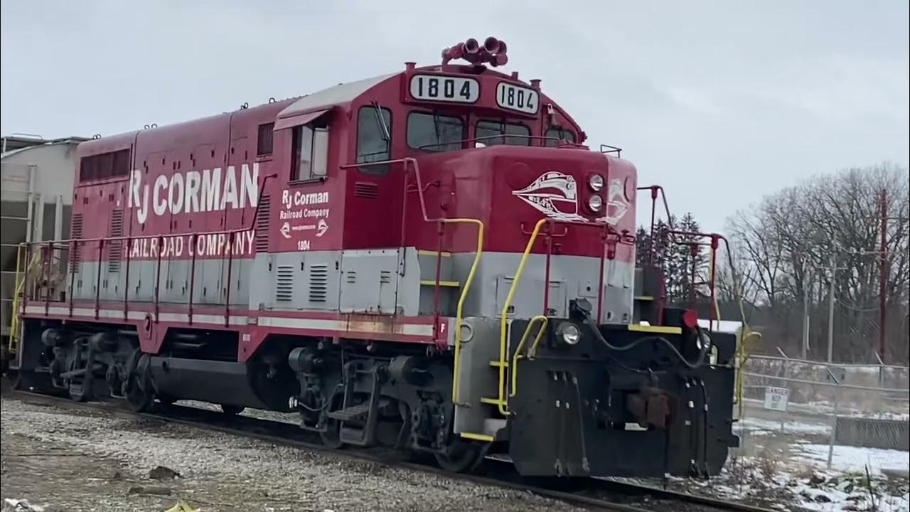 RJ Corman 1804 locomotive fired up in Wooster Ohio (short) - YouTube