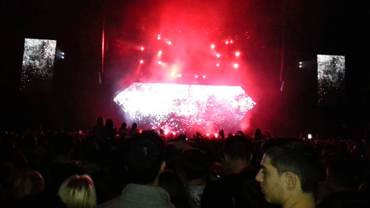 AVICII True Tour London 2014 - AVICII playing Unknown Track 2 - YouTube