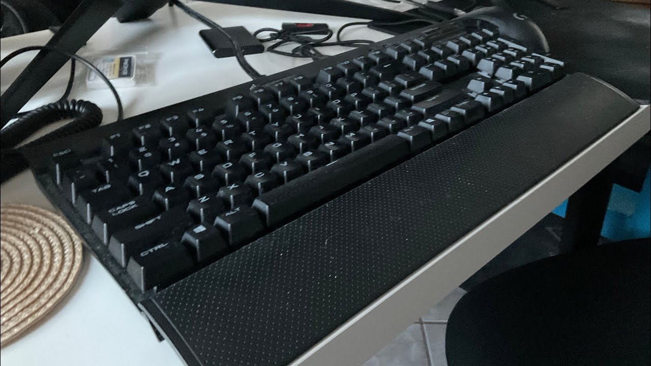 Typical average gamer keyboard - YouTube