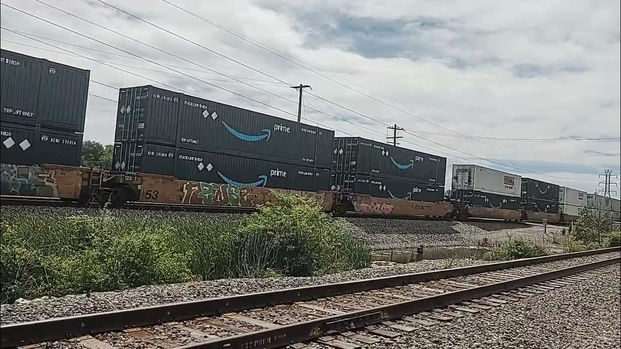 A NS doublestack intermodal train with BNSF mid-train DPUs. - YouTube