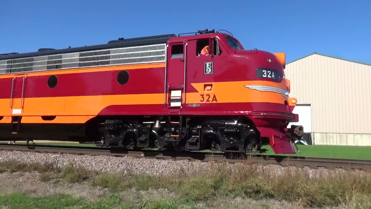 Milwaukee 261 excursion — E9 No. 32A - YouTube