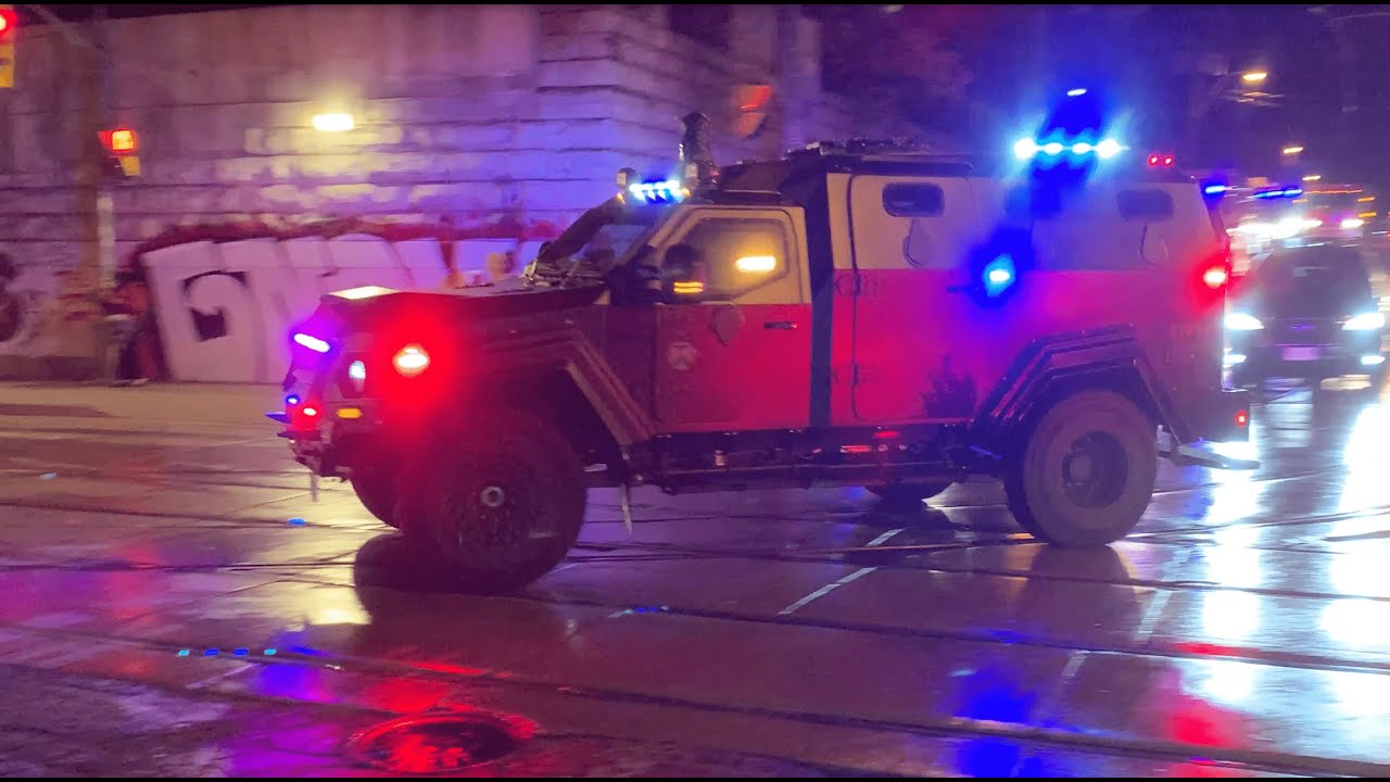 Toronto Police Emergency Task Force respond to armed robbery - YouTube