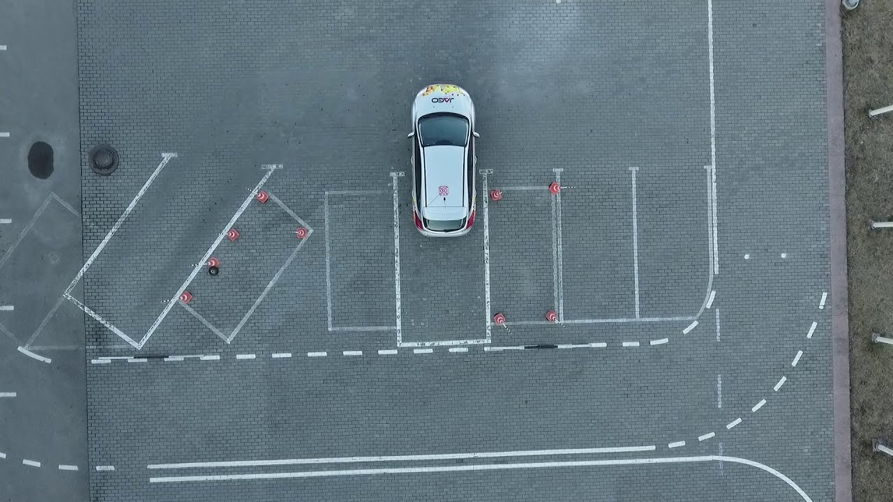 Automobilio statymas statmenai atbulomis aikštelėje. JAGO vairavimo ...