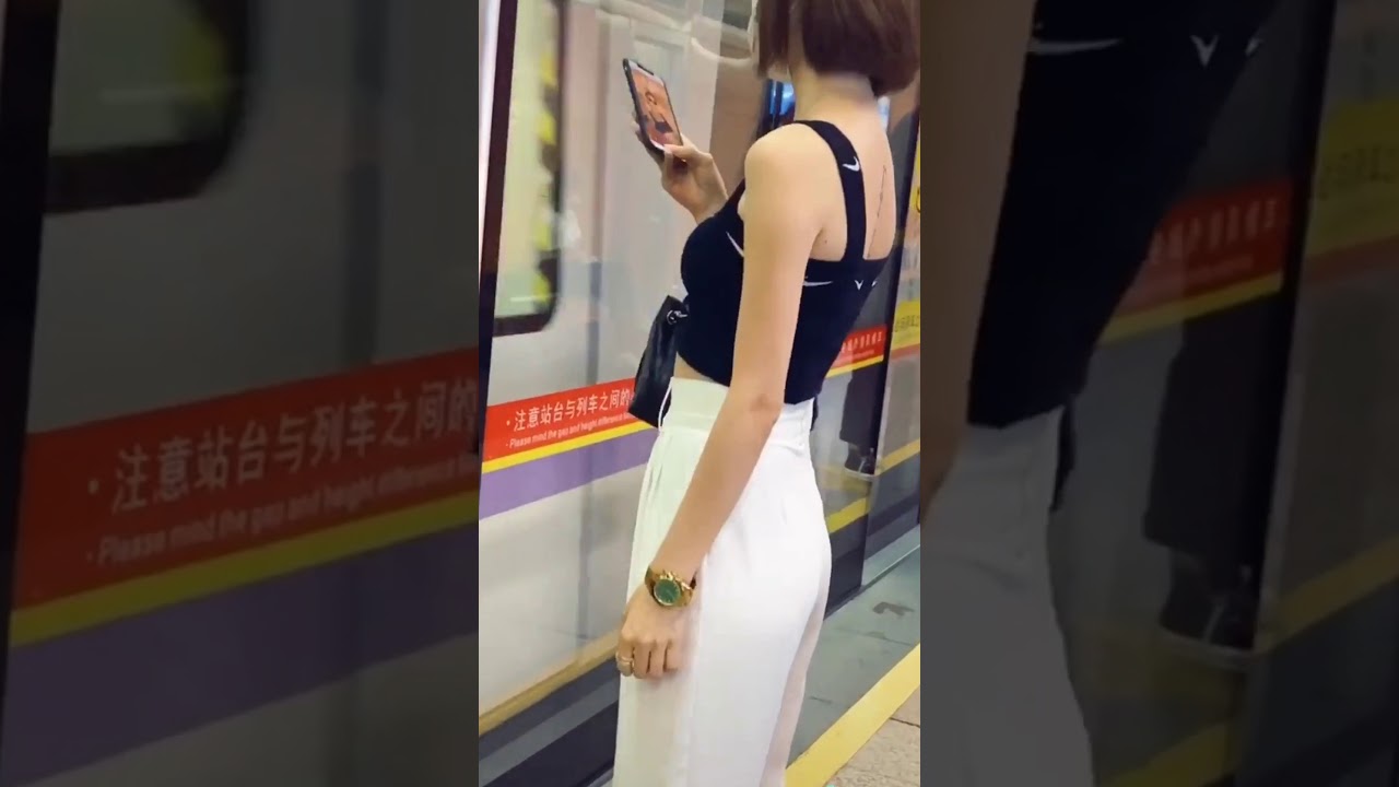 Cute Chinese girls in the train/subway - YouTube