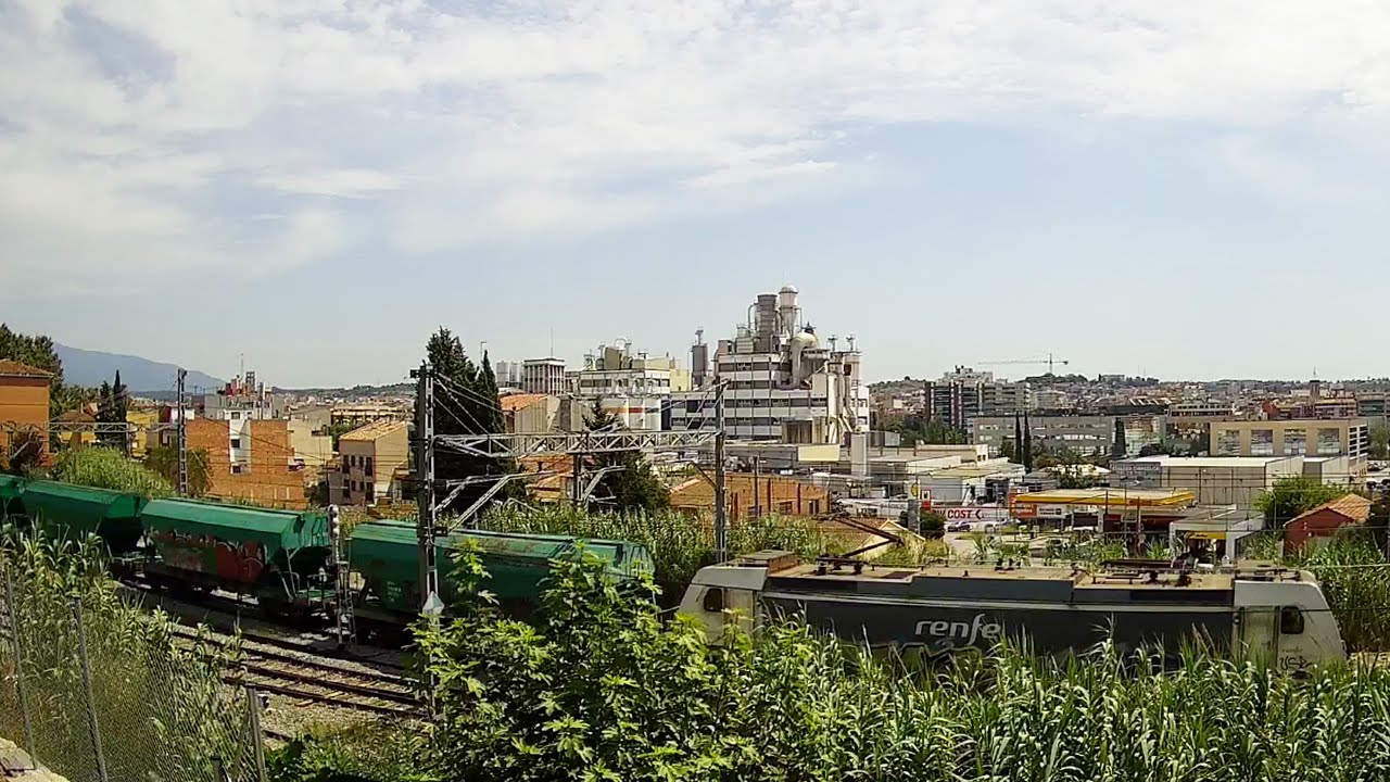 Renfe Class 253 with grain wagons and Class 447 @ Granollers-Canovelles ...