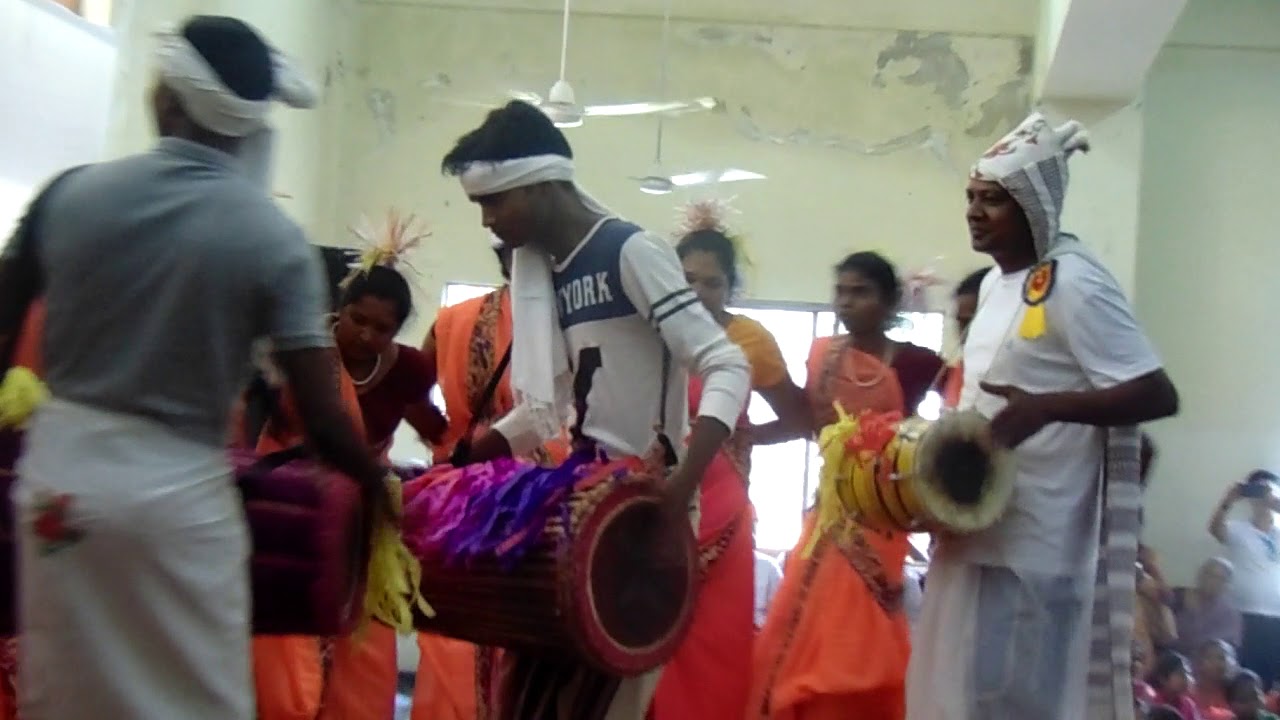 SADRI VIDEO नागपुरी स्टेज डांस आदिवासी - YouTube