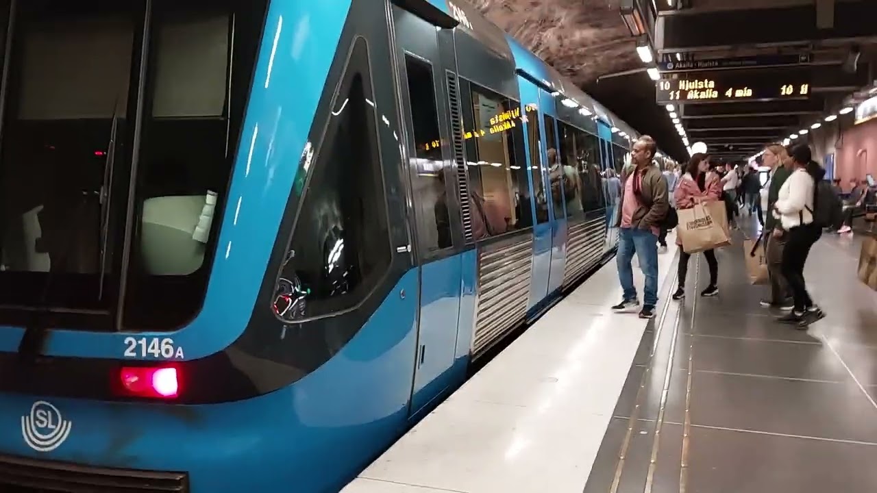 Linje 10 mot Hjulsta ankommer och avgår från Fridhemsplan. Stockholm ...