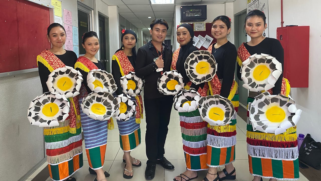 Leleng - tarian tradisional kenyah ( Leto Gap Unirazak Sarawak ) - YouTube