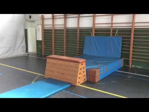 Salto de valla sobre plinton con batida de un pie sobre trampolin - YouTube