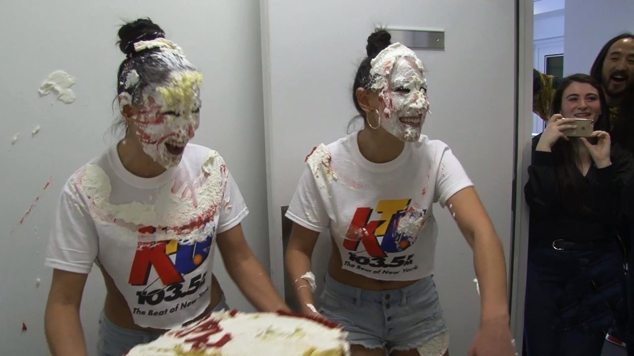 Steve Aoki & Louis Tomlinson cake Lulu & Lala! - YouTube