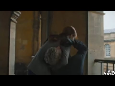Woman break police man neck 