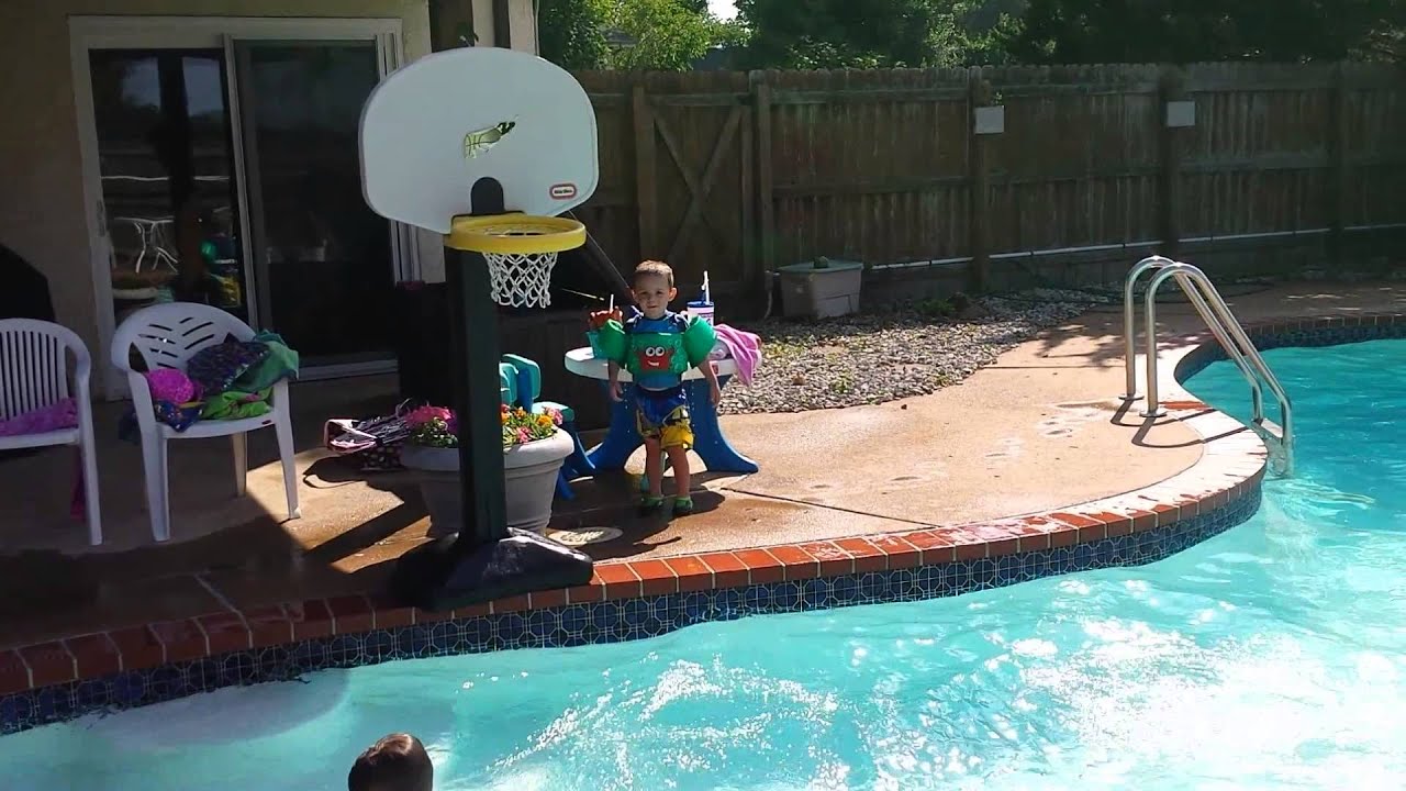 Kids playing in pool - YouTube