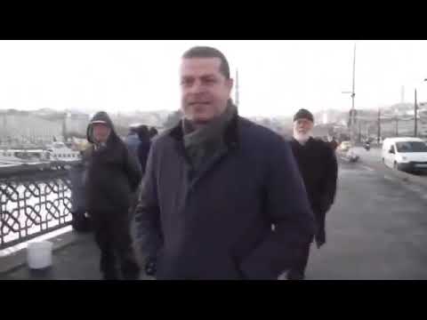 Cüneyt özdemir Times meydanında fotoğraf çekiniyor. (esrar etkisi) ᵔ　͜ʖ　͡ᵔ